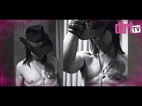 Tom Cruise Rocks Hard Abs! - The Dirt TV