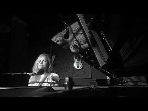 Lesley Pike "Go First" - Live at Gibson London - YouTube