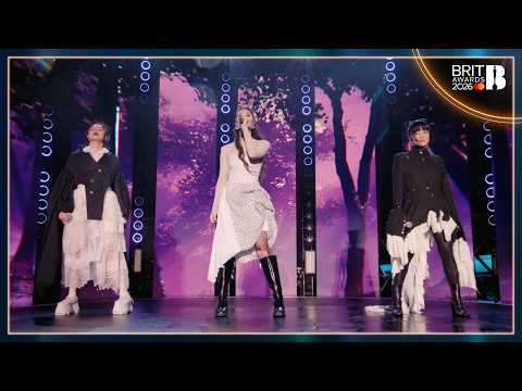 Audrey Nuna, Rei Ami und EJAE, die Gesangsstimmen der Netflix-Serie K-Pop Demon Hunters, performe...