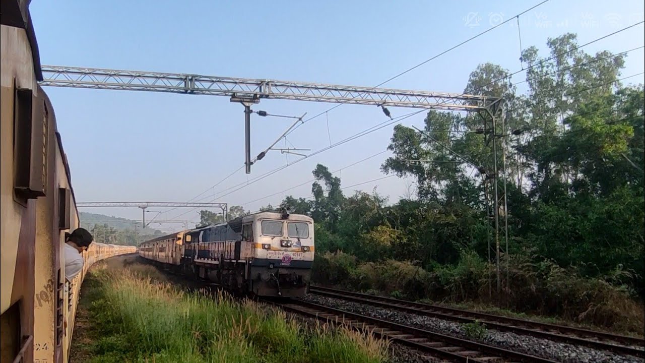 MANGALORE SUPERFAST EXPRESS CROSSES ERNAKULAM PUNE POORNA EXPRESS AT ...