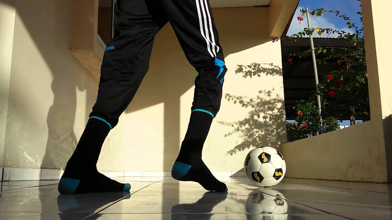 Football freestyling/practicing etc - YouTube