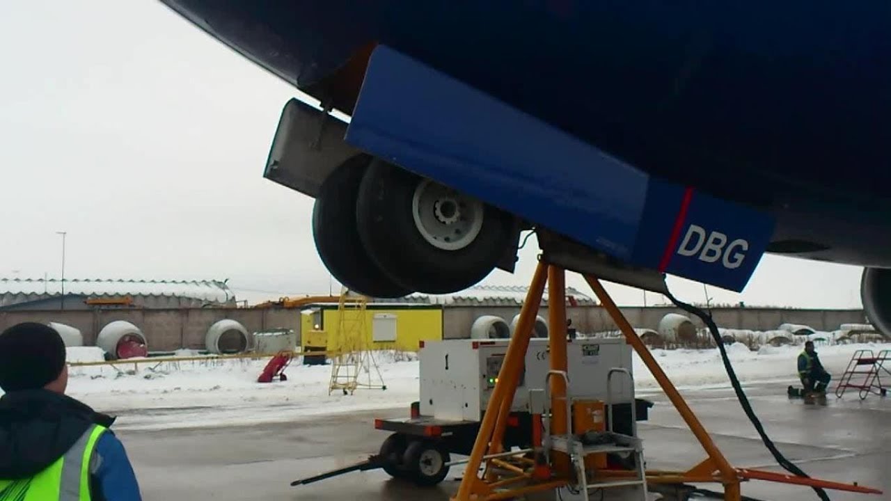 Шасси Boeing-767 в действии // Boeing-767 nose landing gear extension ...