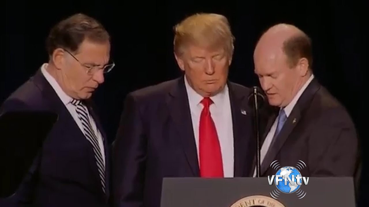 Republicans and Democrats stand in Agreement as they Stand Together in ...
