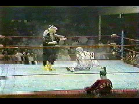 Johnathan Holliday vs Beetlejuice with Referee Sandy Barr - YouTube