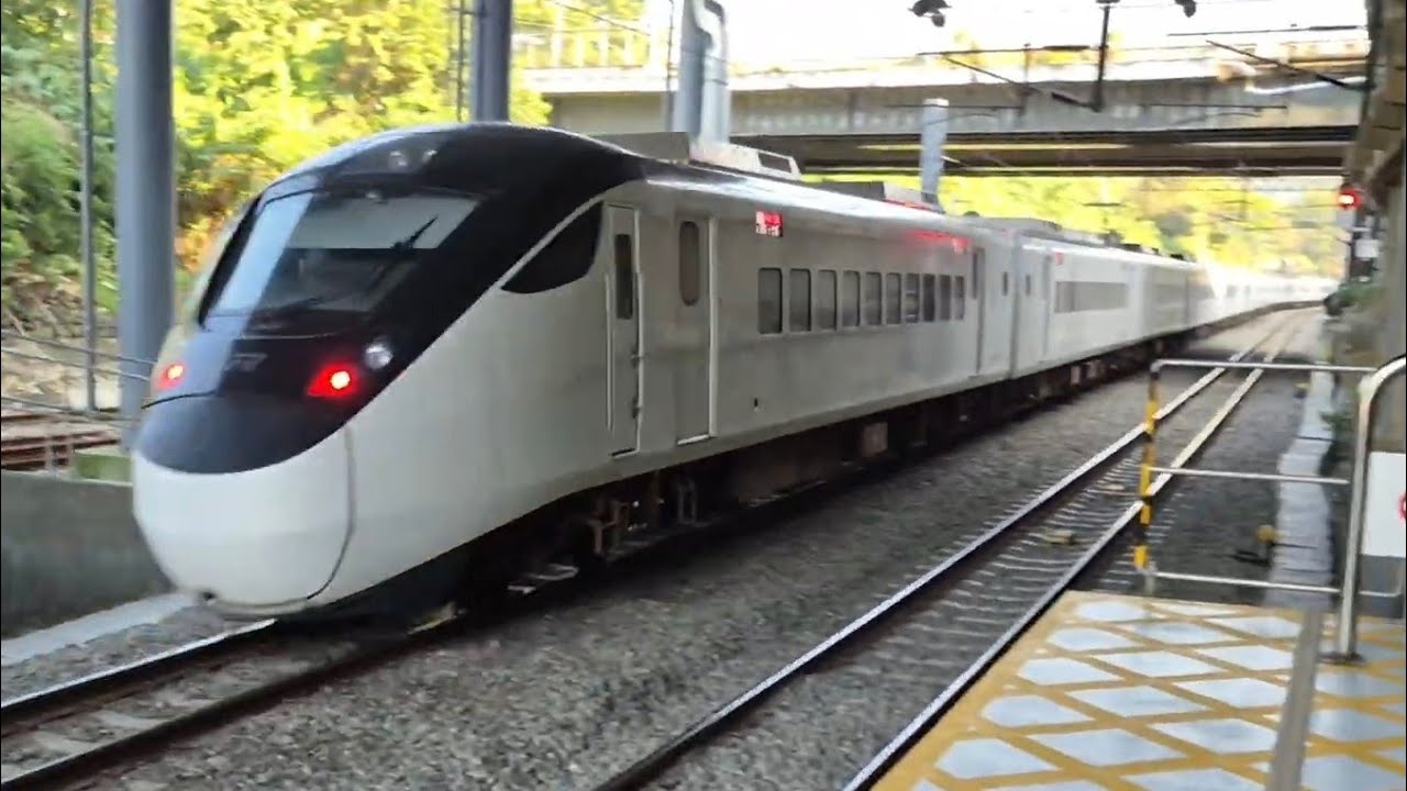 120次潮州發車經由海線開往七堵的觀光特仕版EMU3000型十二輛編組EMU3023皮蛋豆腐騰雲號四色彩色新城際自強號列車，(個人歷史首度在開 ...