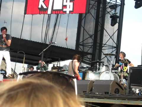 Forever The Sickest Kids - Hey Brittany (Live) - YouTube