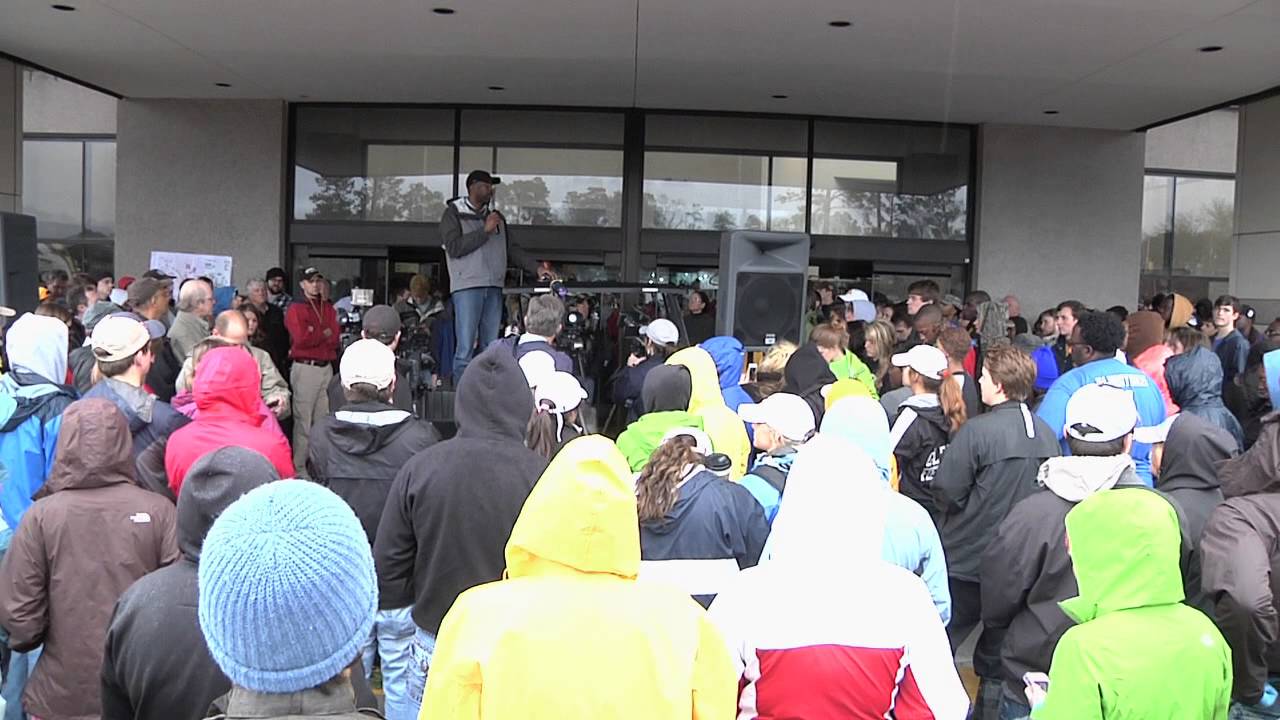Dr. Rodney Bennett Speaks to Southern Miss Students at Campus Cleanup ...