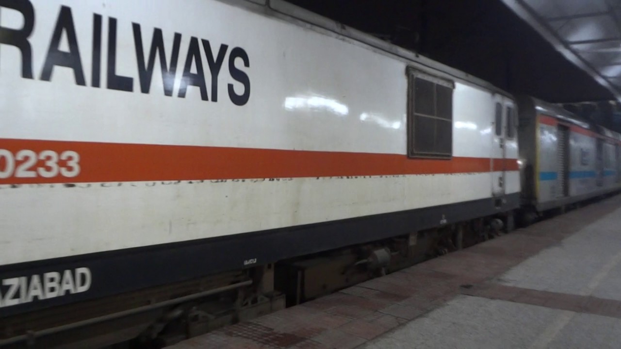 Patna rajdhani arriving on rjpb pf 1 - YouTube