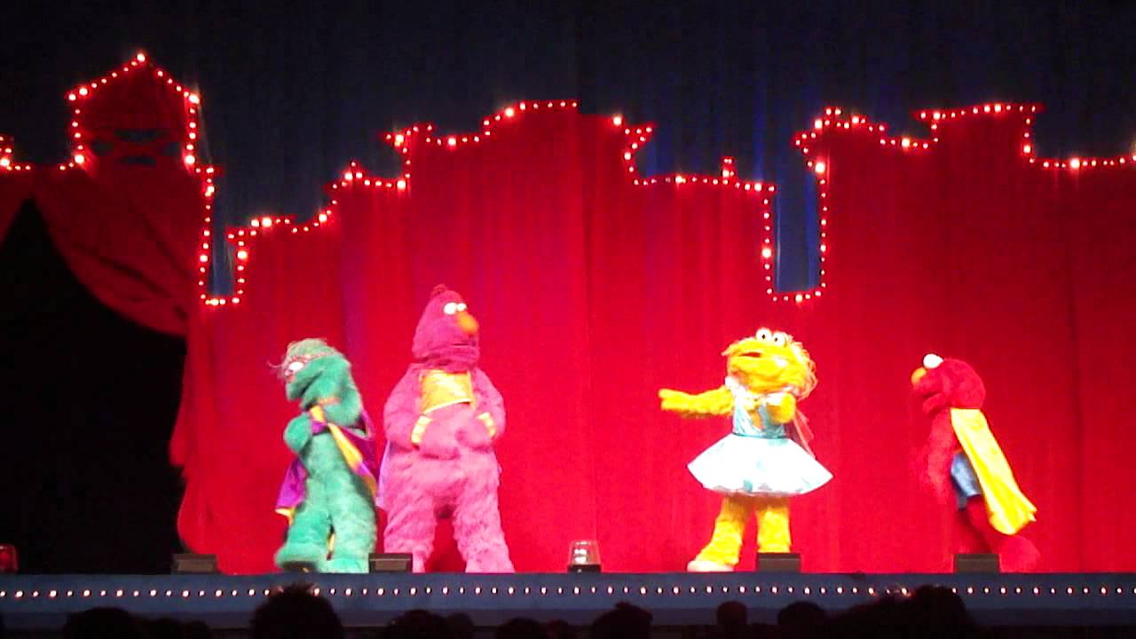 Elmo's Superheroes / Zoe Maravilla y Rocco Roca - YouTube