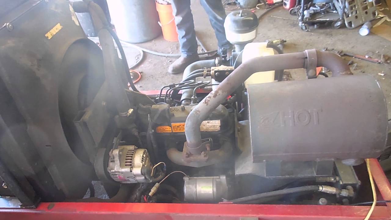 Kubota D1105 3-Cylinder Diesel Engine Running - YouTube