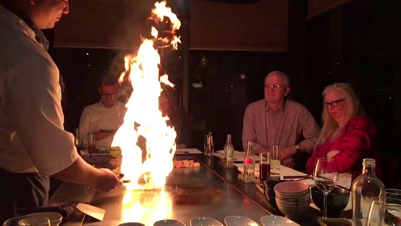 Flamberen @ Kobe (Japans restaurant Maastricht) slow motion - YouTube