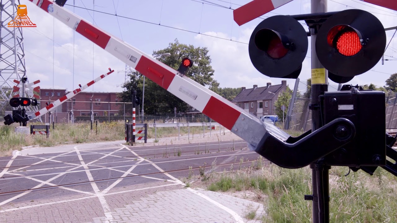 DUTCH RAILROAD CROSSING - Den Bosch - Orthen - YouTube