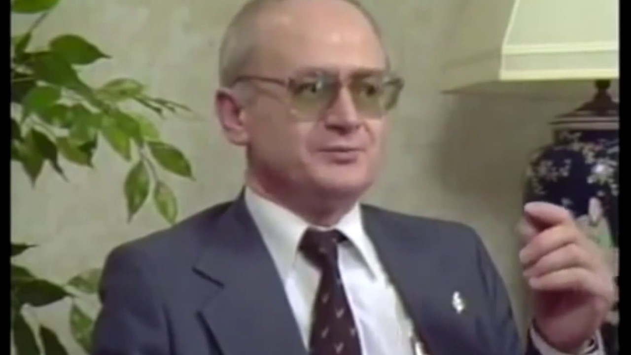 Yuri Bezmenov ...about useful idiots. - YouTube