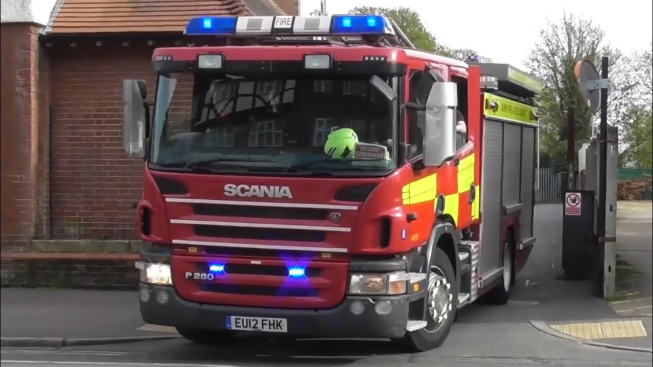 Surrey Fire & Rescue Service, Banstead (S35P1) turning out to an ...