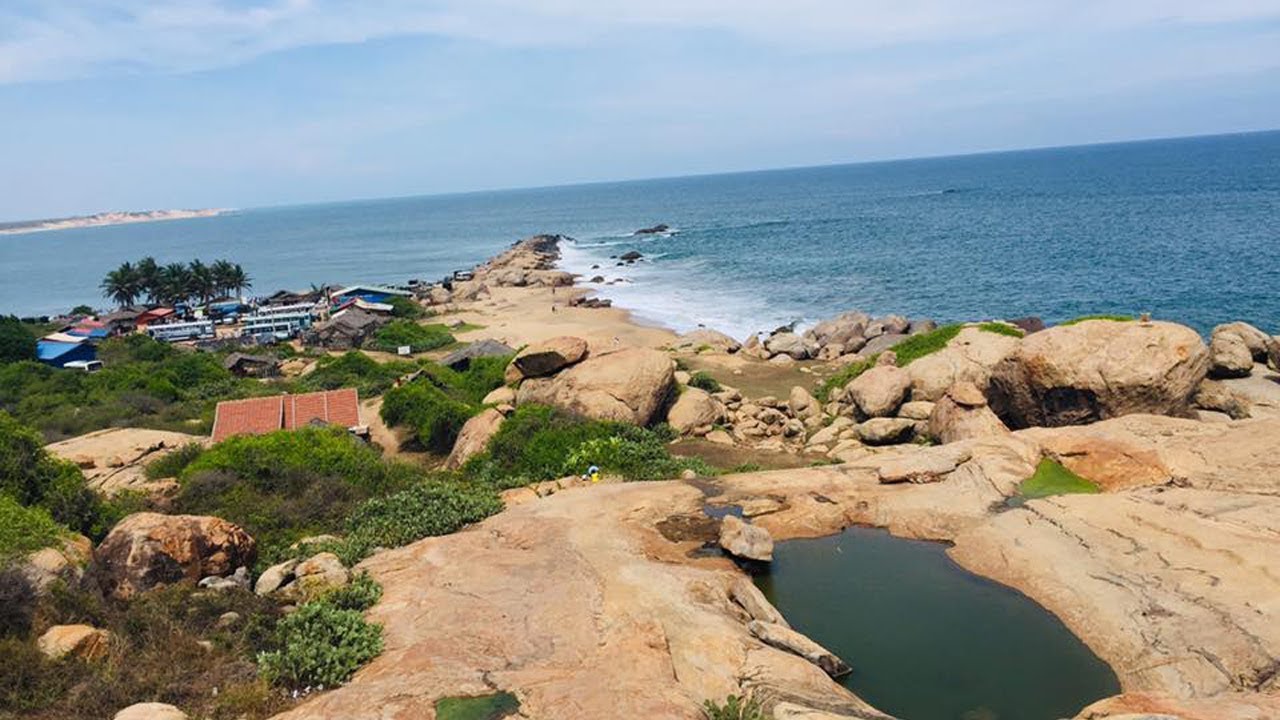 Kirinda Beach - Sri Lanka - YouTube