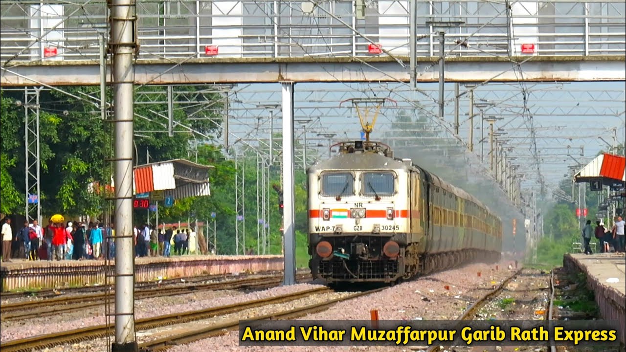 आनंद विहार मुजफ्फरपुर गरीब रथ वैप 7 के साथ तेज स्पीड में निकली। Anvt ...