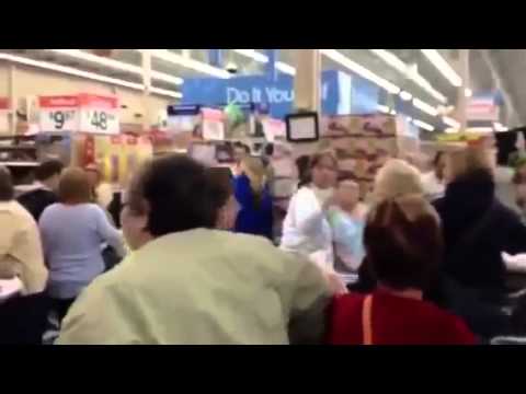 Women Fight at Walmart Black Friday 2013 - YouTube