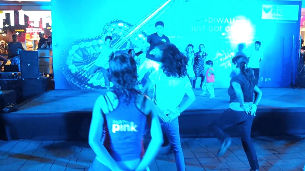 Zumba - Palladium - Diwali Celebration - Dhol Baje - YouTube