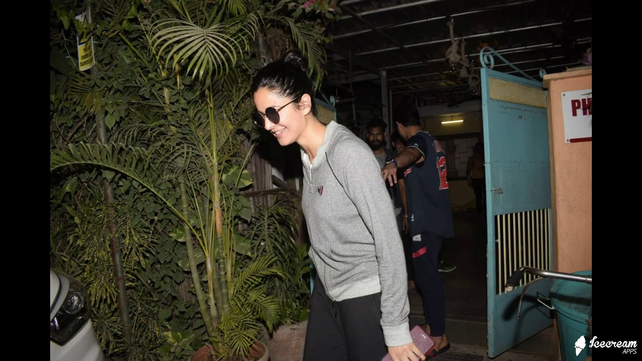 Katrina Kaif spotted at physioflex in Versova - YouTube