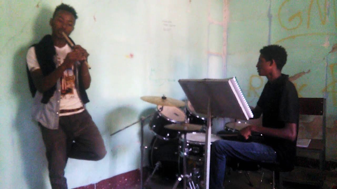 Ethiopian traditional instrument flut (washint) with drum ....by chonbe ...