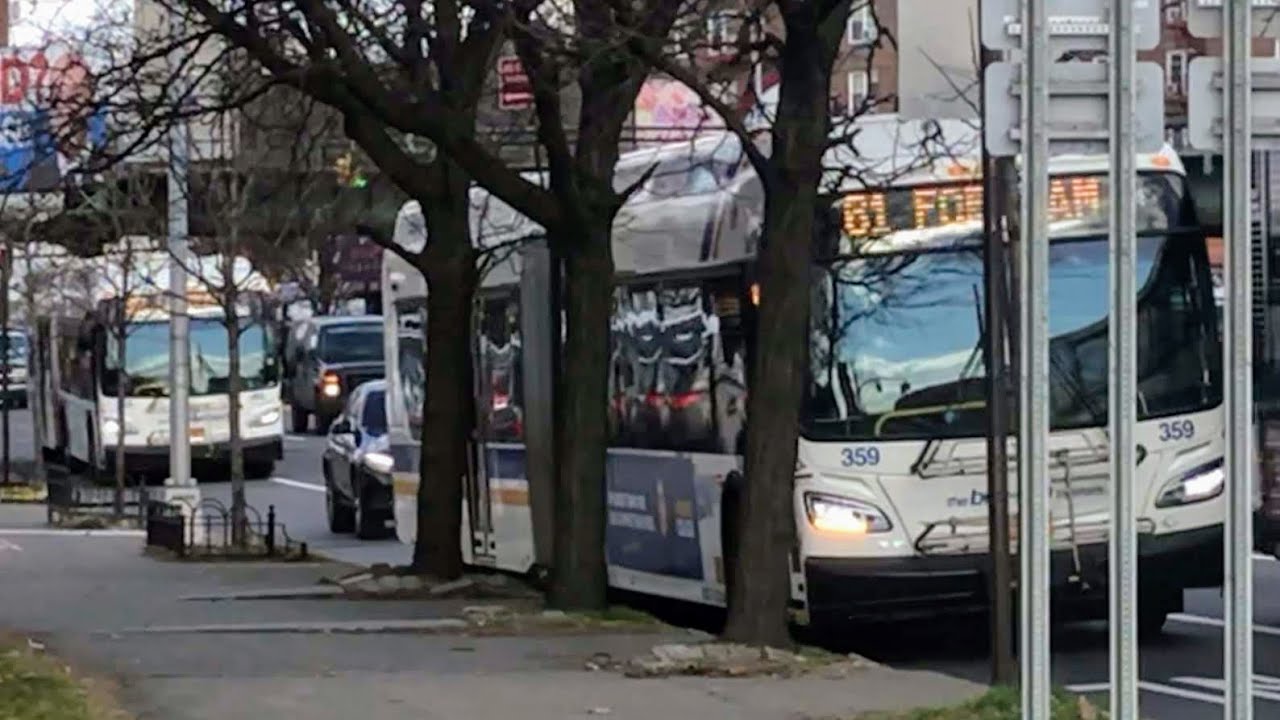 Bee Line Bus: 2018 New Flyer XDE60s #359 on the 61 / #365 on the 60 at ...