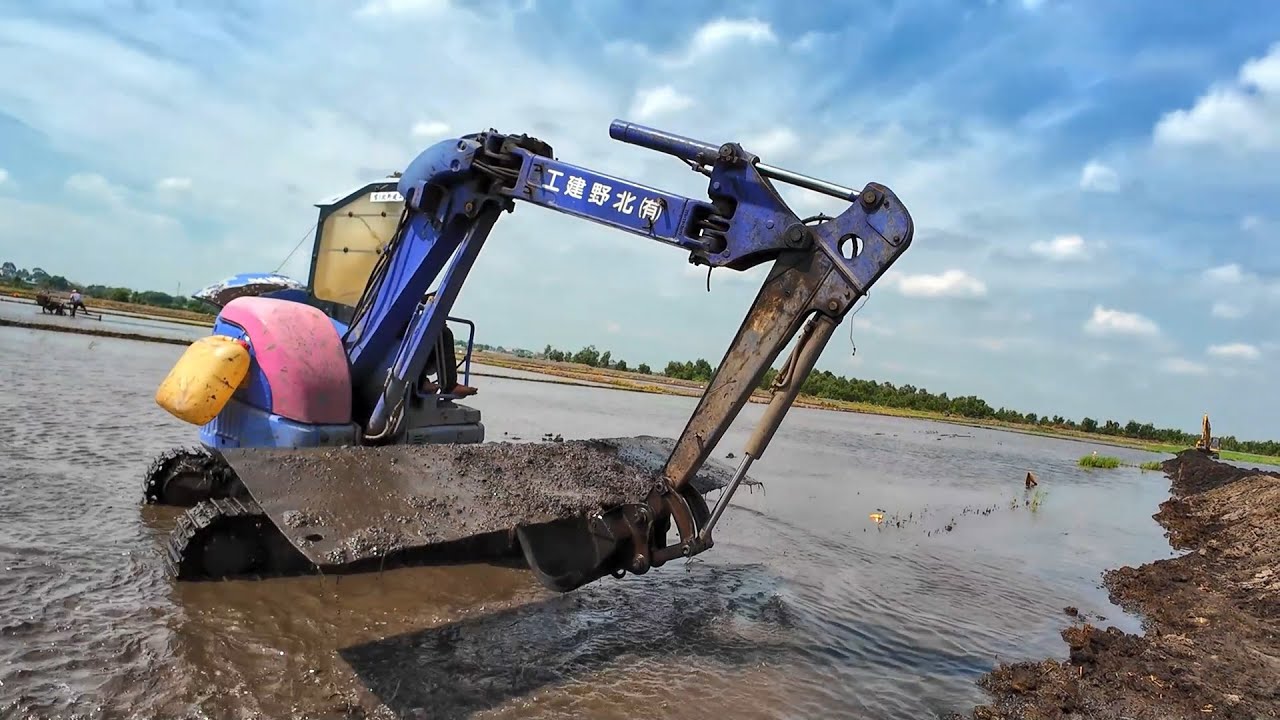 Xem Máy Xúc Múc Đất Ruộng Dưới Nước Vào Mùa Nước Lũ Để Đắp Bờ: Hoạt ...