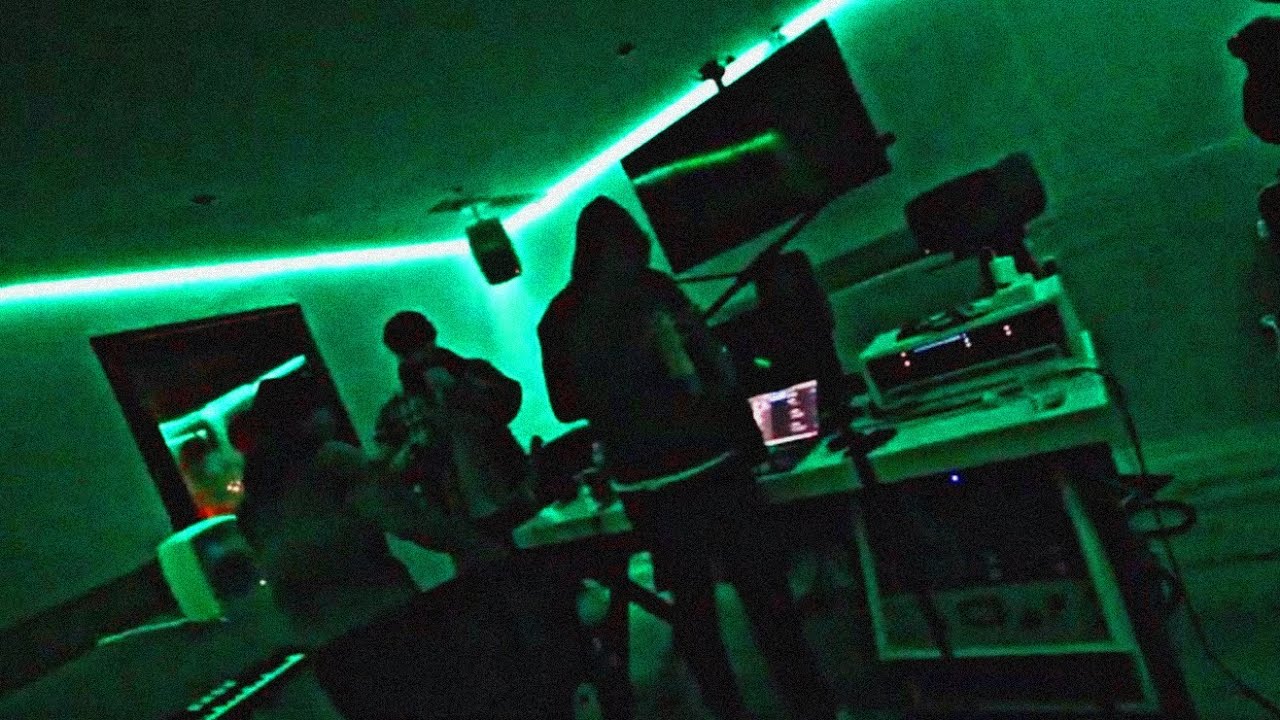 YEAT IN THE STUDIO MAKING “FLAWLESS” (FULL SESSION) - YouTube