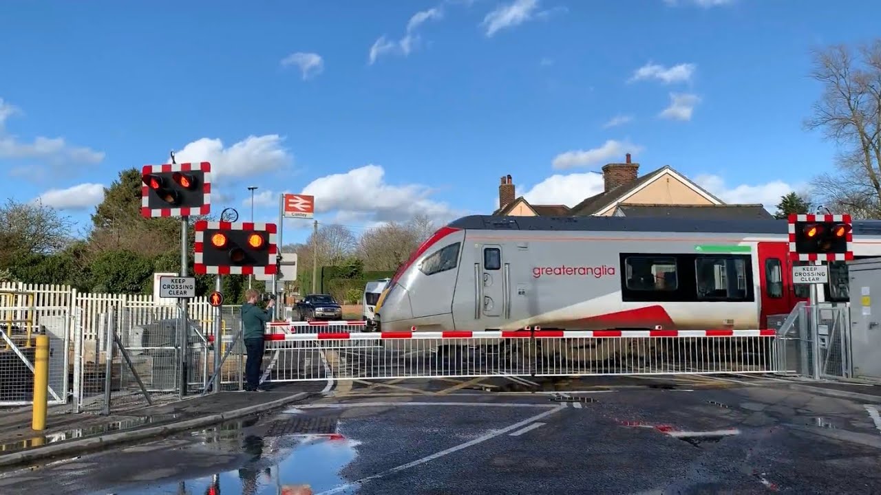 *Rare speaking E2S alarms at an MCB crossing* Cantley Level Crossing ...