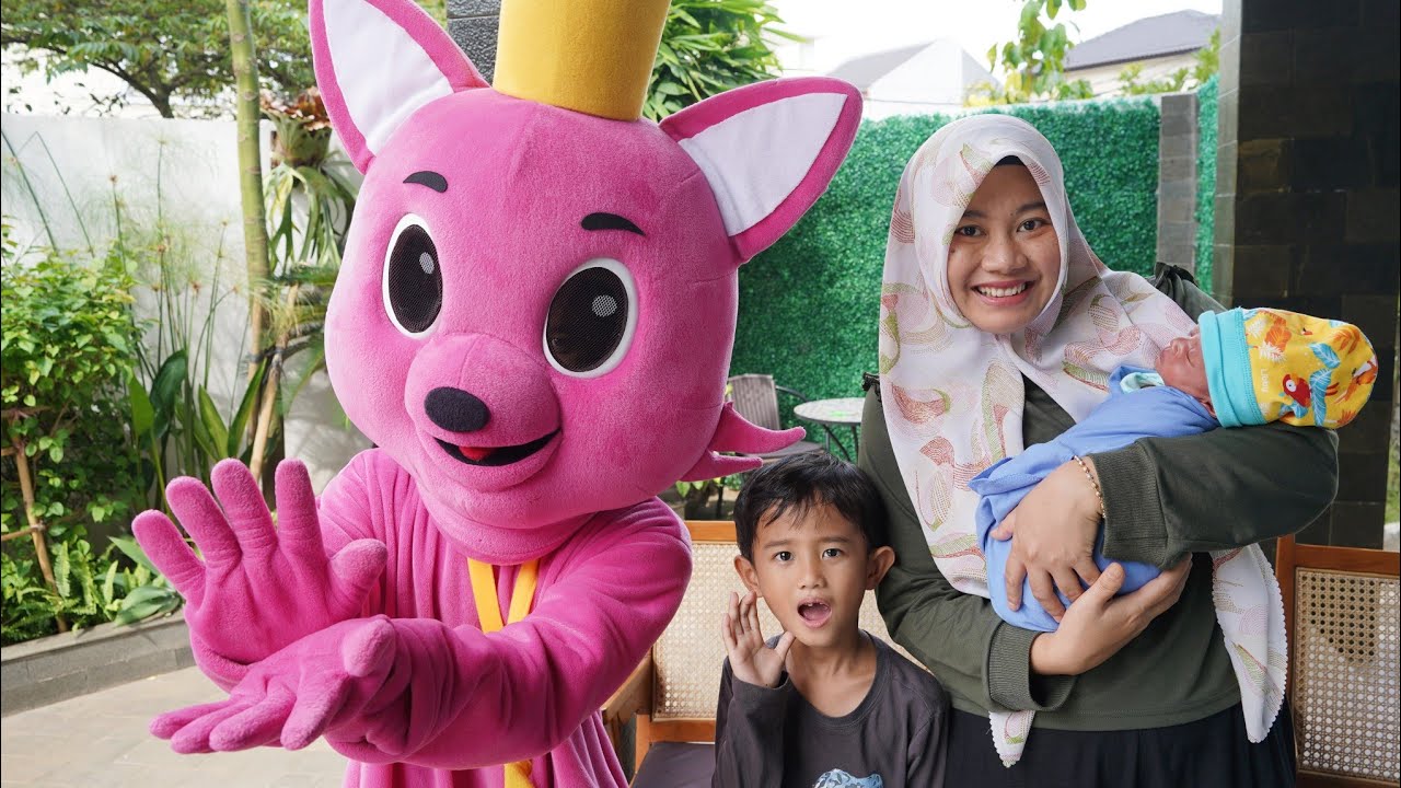 BAYI AZAM BERJEMUR 👶 DAN ALI JOGET BARENG BADUT PINKFONG | Ali Vlog ...