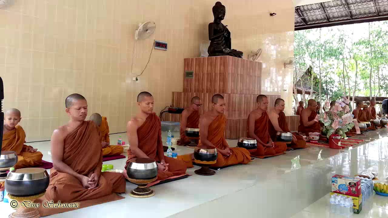 Thai Buddhist Monks Chanting - YouTube