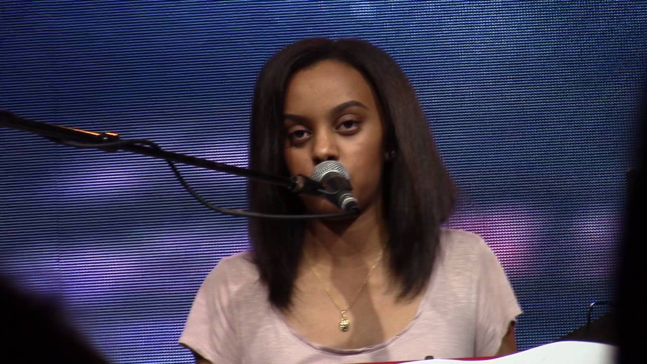 Ruth B singing "Golden" Live! - YouTube
