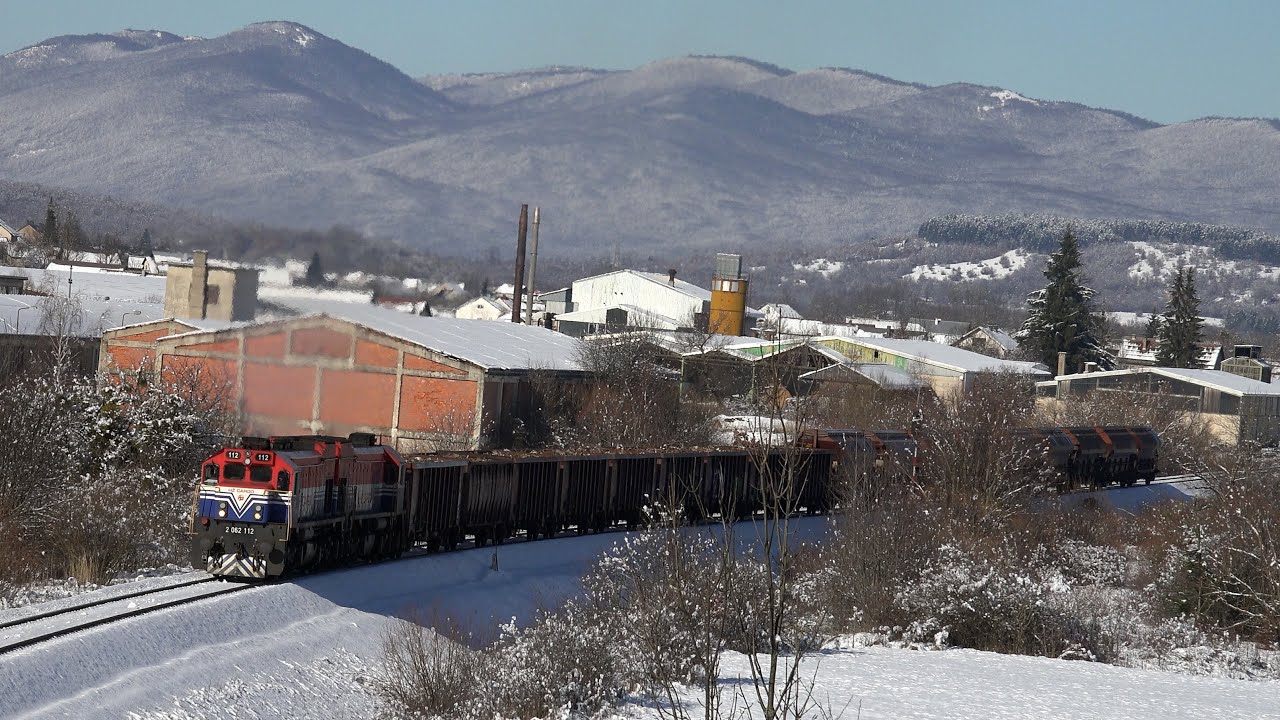 Two EMD G26 accelerate a train from the station - YouTube