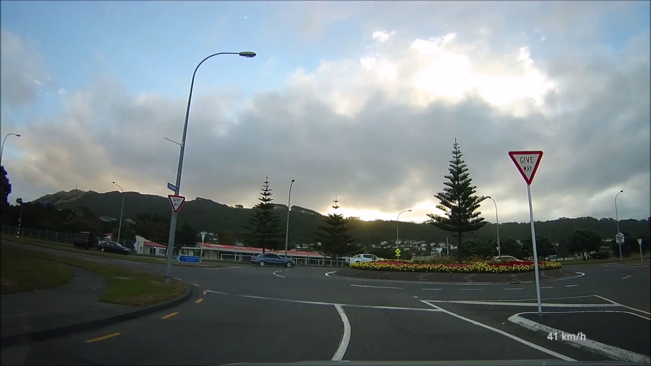 New NZ road rule - Roundabout: give way to the left - YouTube