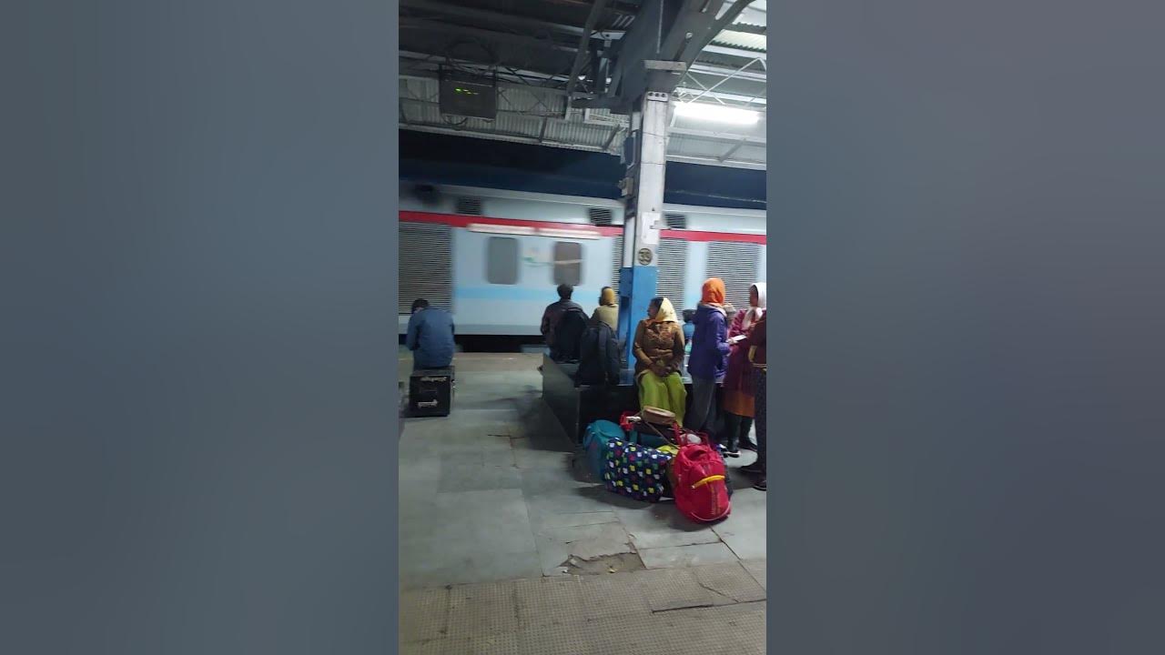 22222-NZM-CSMT Rajdhani exp Slowly Skipping itarsi junction at night. - YouTube