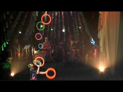 Helsinki (Wes Peden's extravagant juggling act) - YouTube