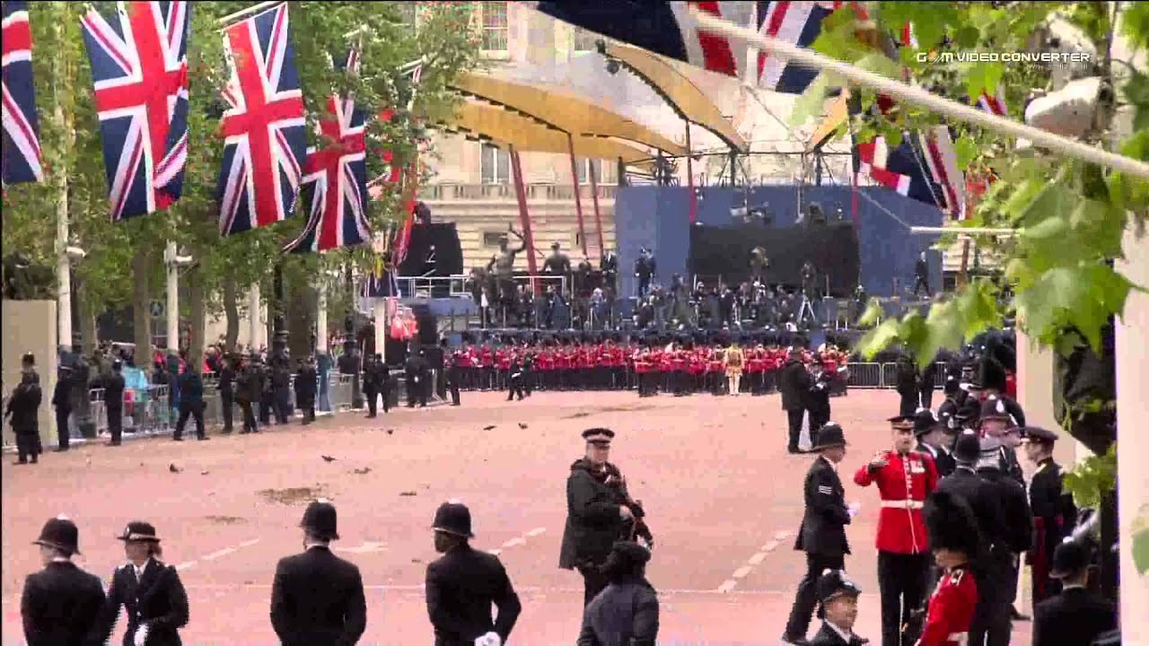 The Queen's Diamond Jubilee parade - YouTube