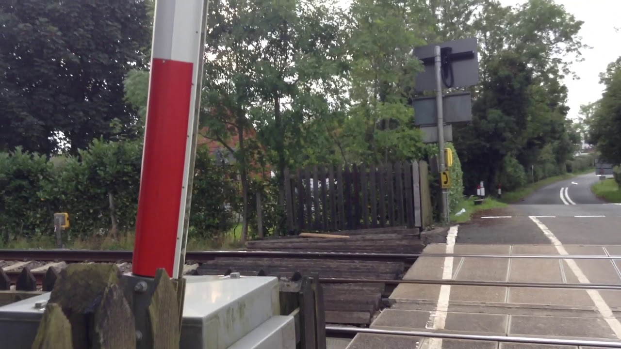 Dunhampstead Level Crossing (Worcs) 25/08/2017 - YouTube