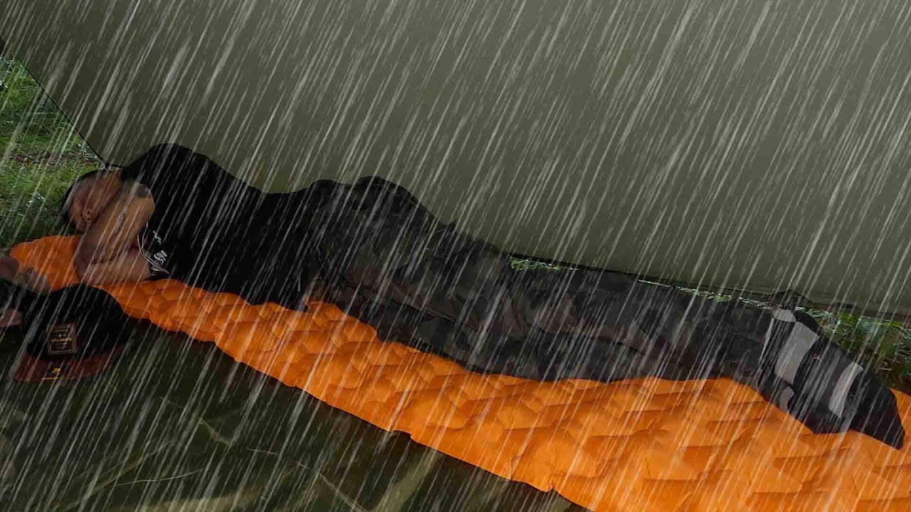 SOLO CAMPING IN HEAVY RAIN • SURVIVAL SHELTER • NO SLEEPING BAG • MY ...