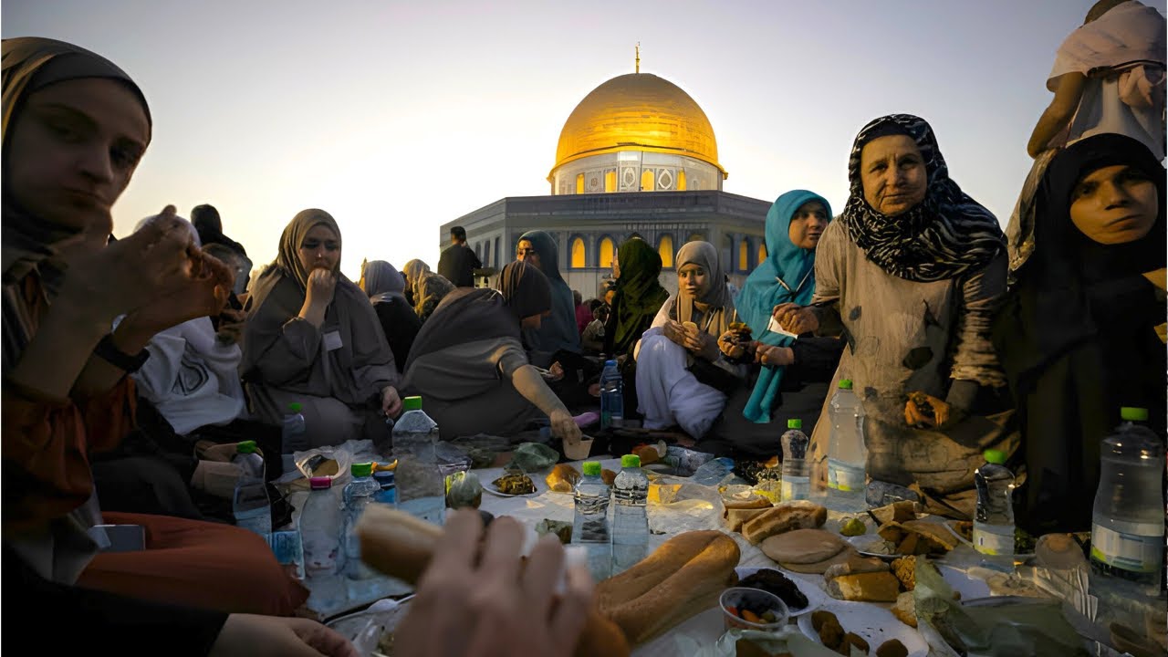 Palestinians are breaking their fast on Shab e Barat in Al AQSA Mosque ...