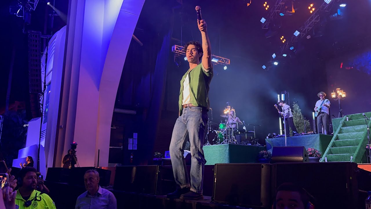Joe Jonas Performs “Work It Out” LIVE at Universal Orlando Mardi Gras ...