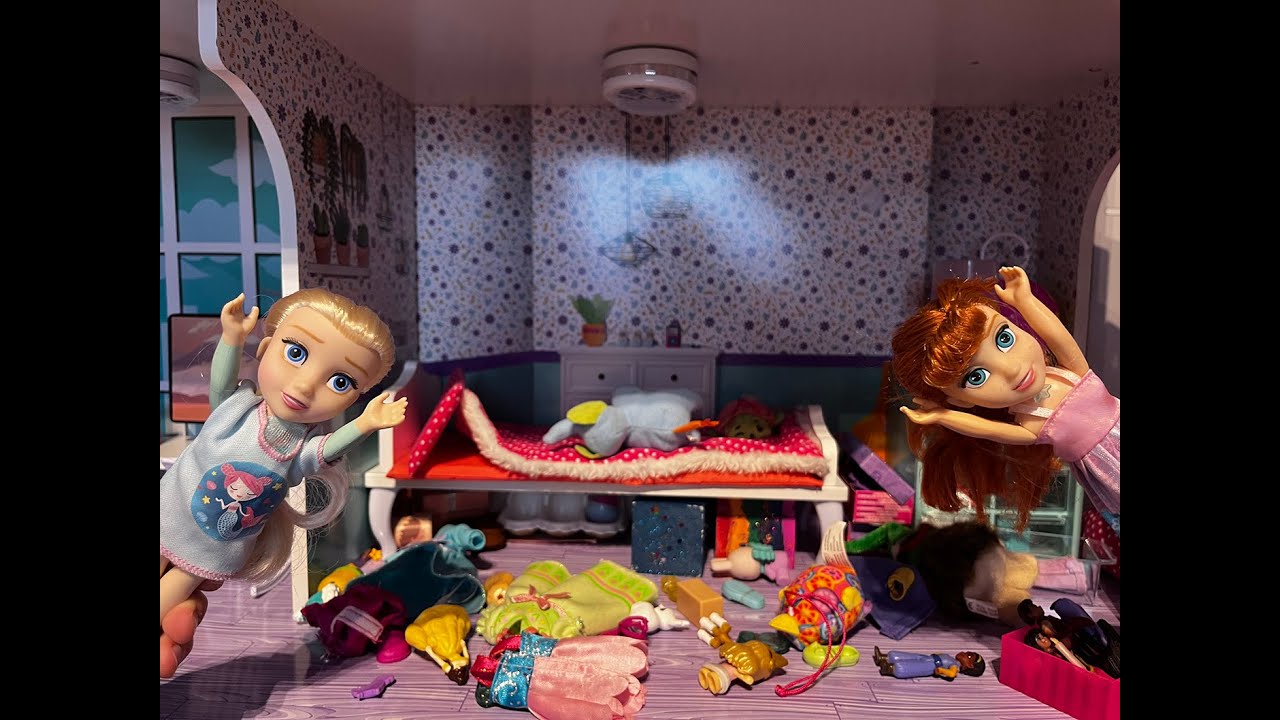 Anna and Elsa toddlers clean up their room! - YouTube