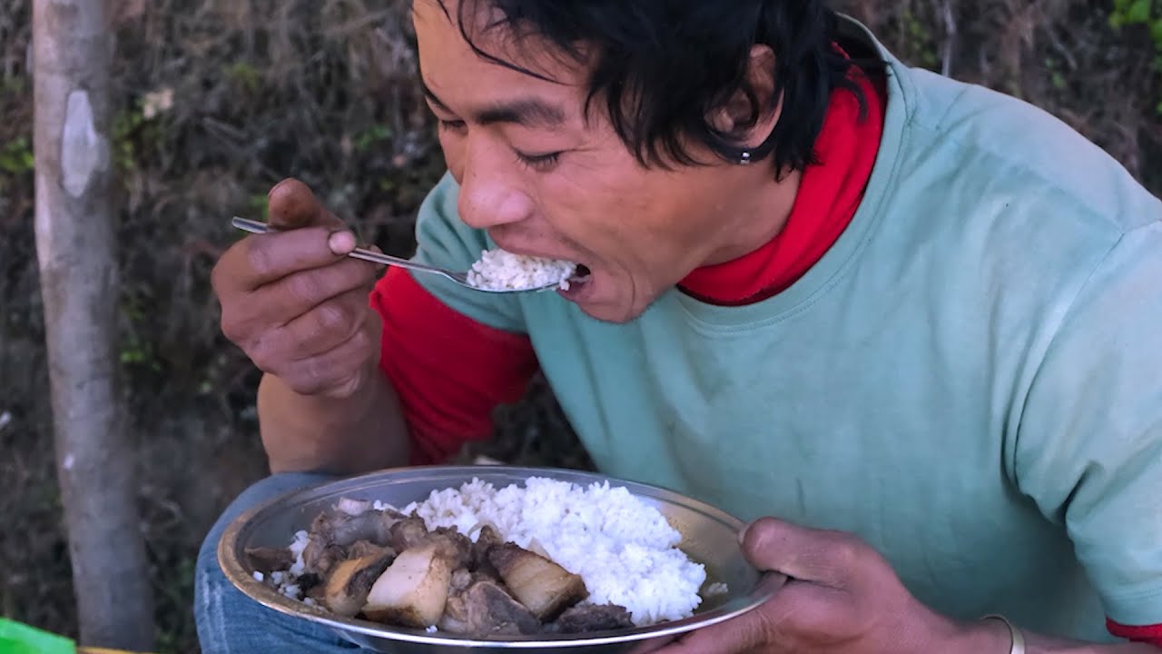 pork curry with rice in rural Nepal || Nepali village kitchen ...