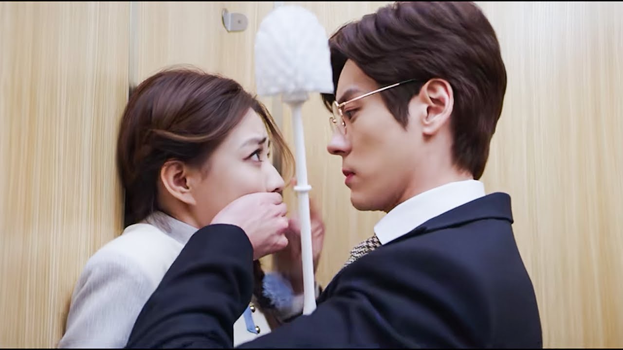 Cinderella accidentally enters the men's restroom, discovering the CEO's secret—love begins ...