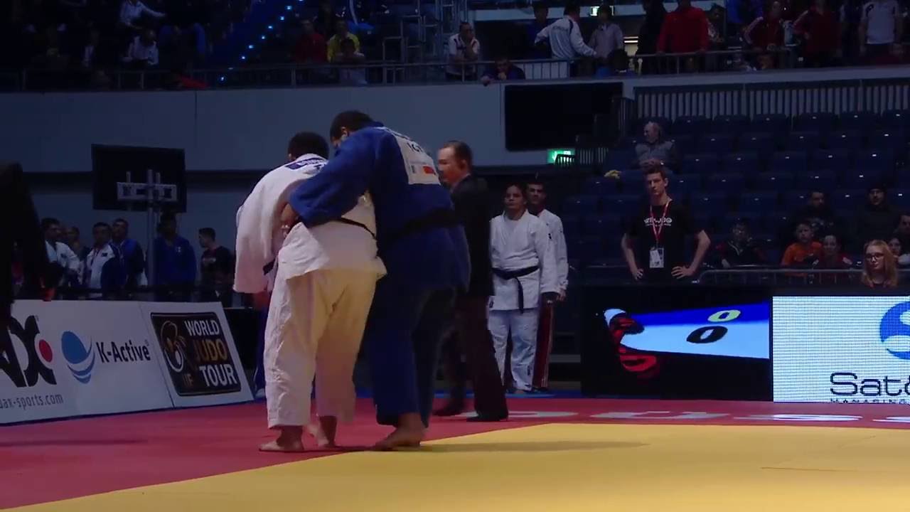 Olympic Judoka Helps Injured Opponent - YouTube