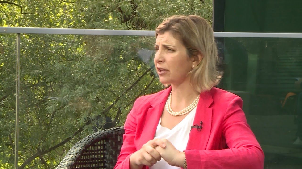 DNEVNIK PLUS - GOŠĆA: LAURA LUNGAROTTI, ŠEFICA IOM-A U BIH - YouTube