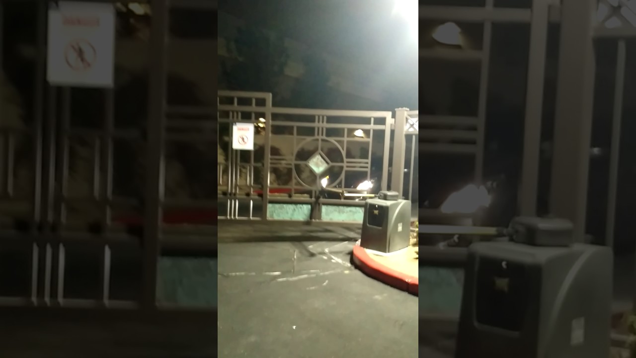 Anti-tailgate Vehicle Gate - YouTube