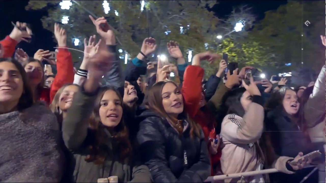 Αναψαν τα φώτα στο Χριστουγεννιάτικο δένδρο της Λάρισας - YouTube