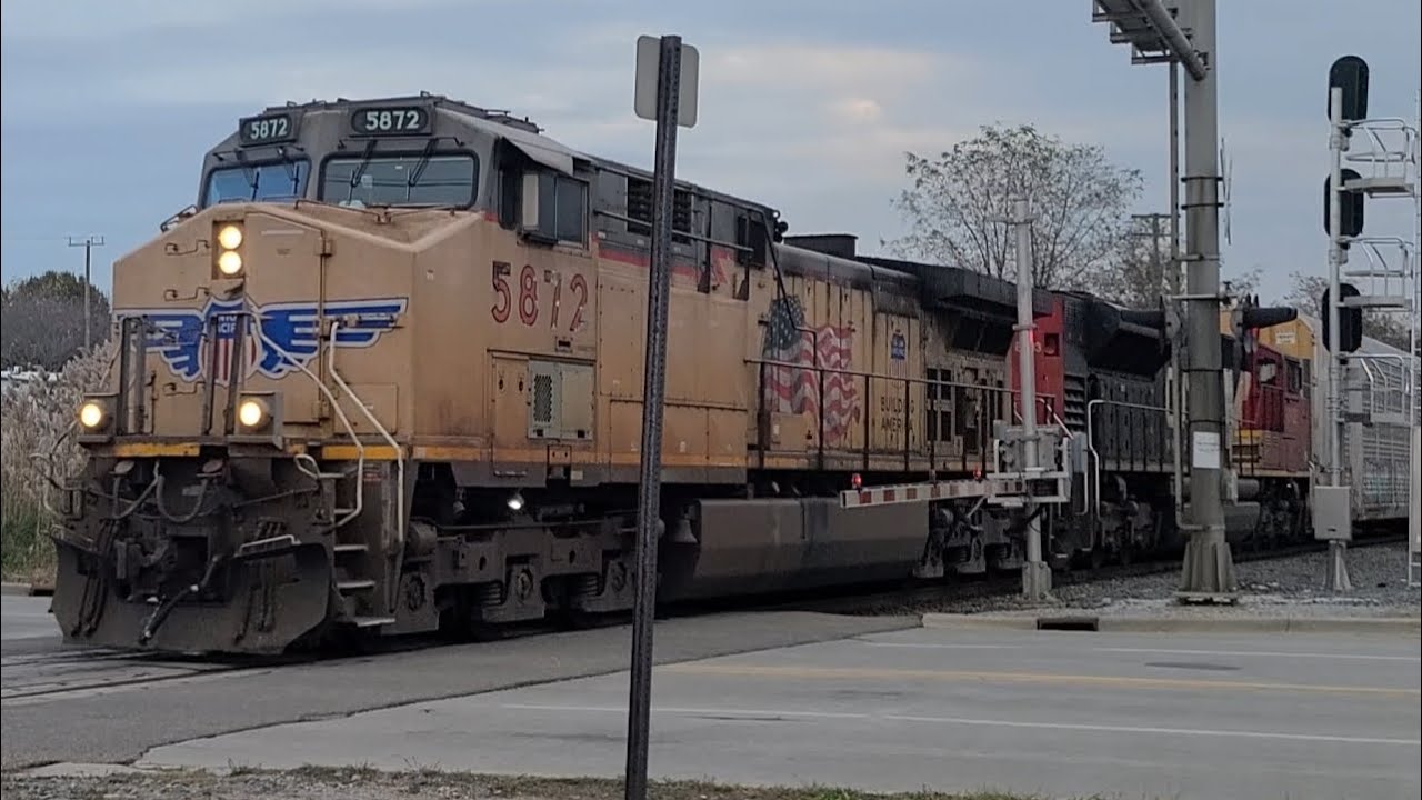 CN E271 with UP Leader - YouTube