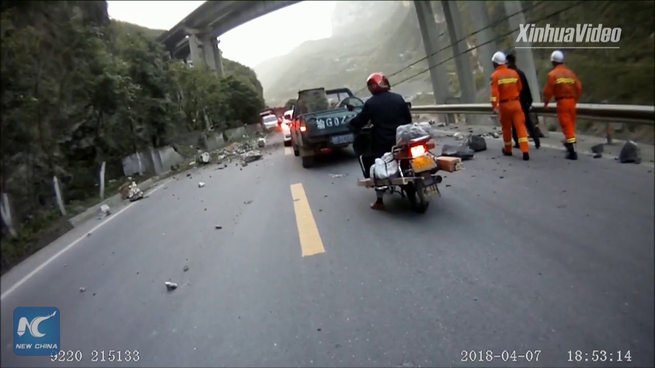 Dramatic footage: Rocks falling from mountain in SW China - YouTube