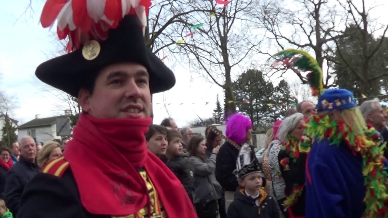 Vlaghijse RAAF 2020 bie de residentie van Daan II in de Beatrixsjtroat ...